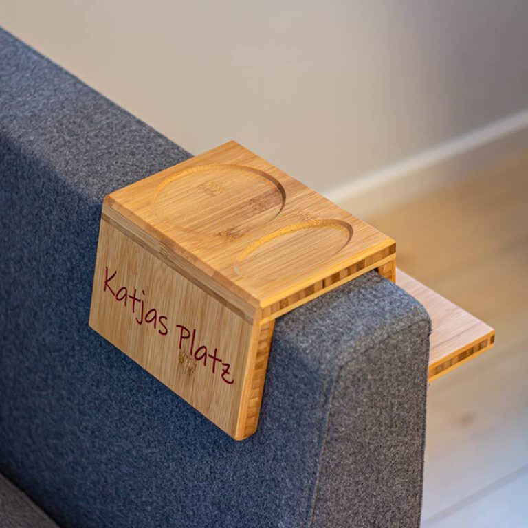 Dieser Sofa Butler ist ein echtes Lazy Board für das Glas Wein und Chips