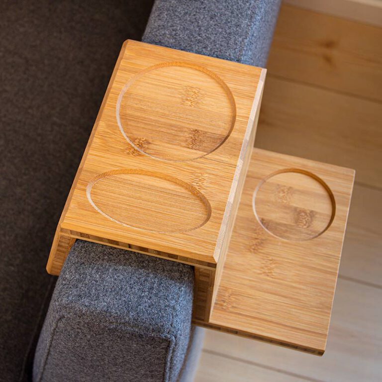 Dieser Sofa Butler ist ein echtes Lazy Board für das Glas Wein und Chips