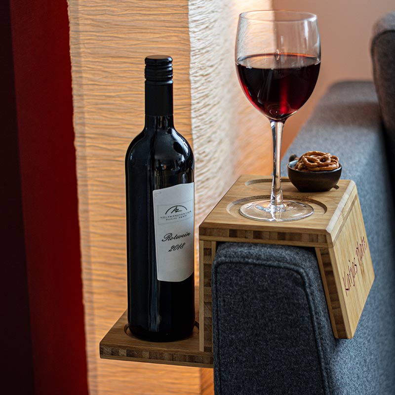 Dieser Sofa Butler ist ein echtes Lazy Board für das Glas Wein und Chips